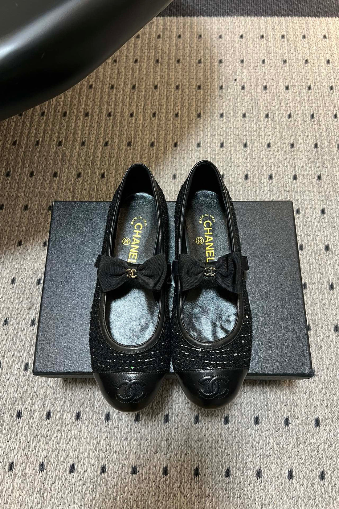 26SS Early Spring Collection: Classic two-tone Mary Jane flats with bo ...