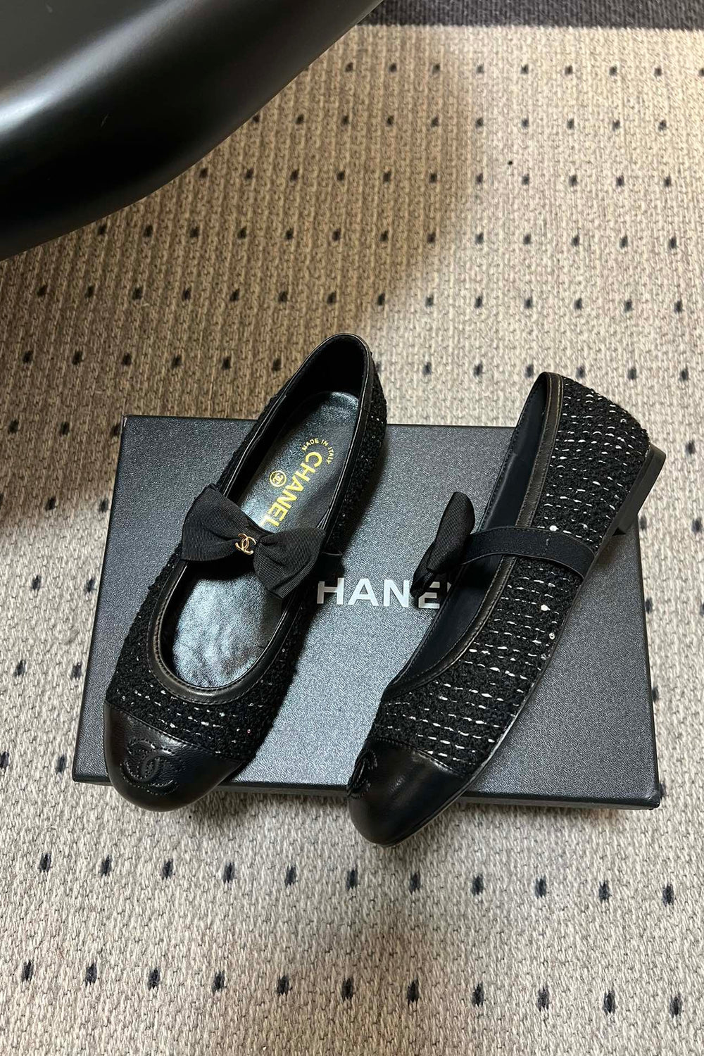 26SS Early Spring Collection: Classic two-tone Mary Jane flats with bo ...